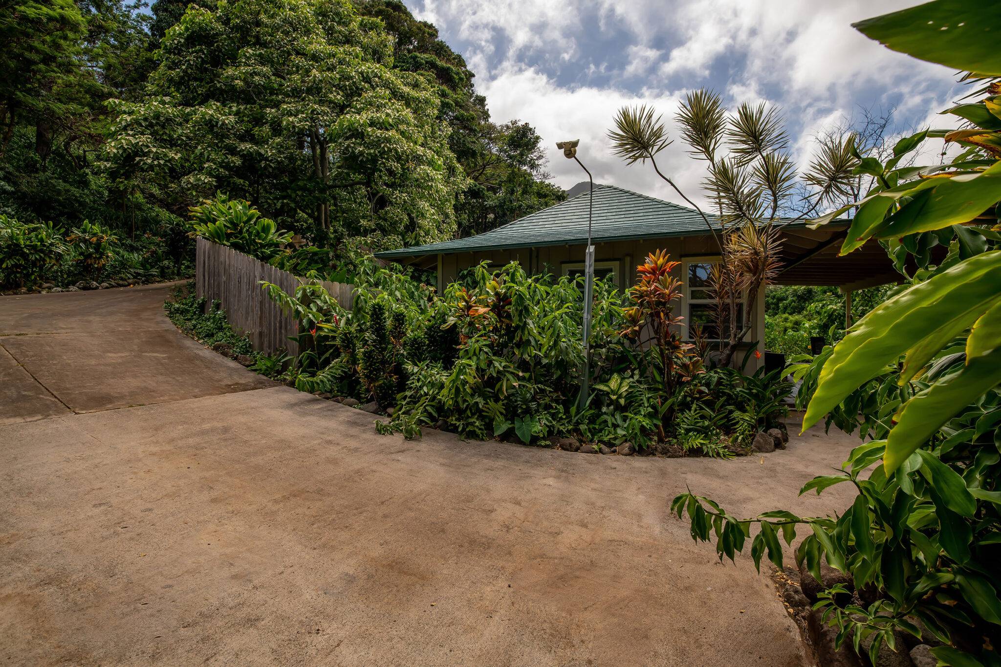 Exclusive Private Driveway Parking Towards Cottage - Iao Valley Inn